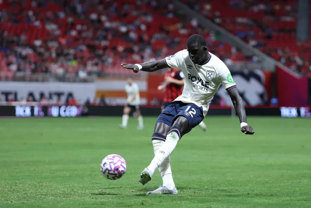 Malick Diouf struggles against Manchester United - The West Ham Way